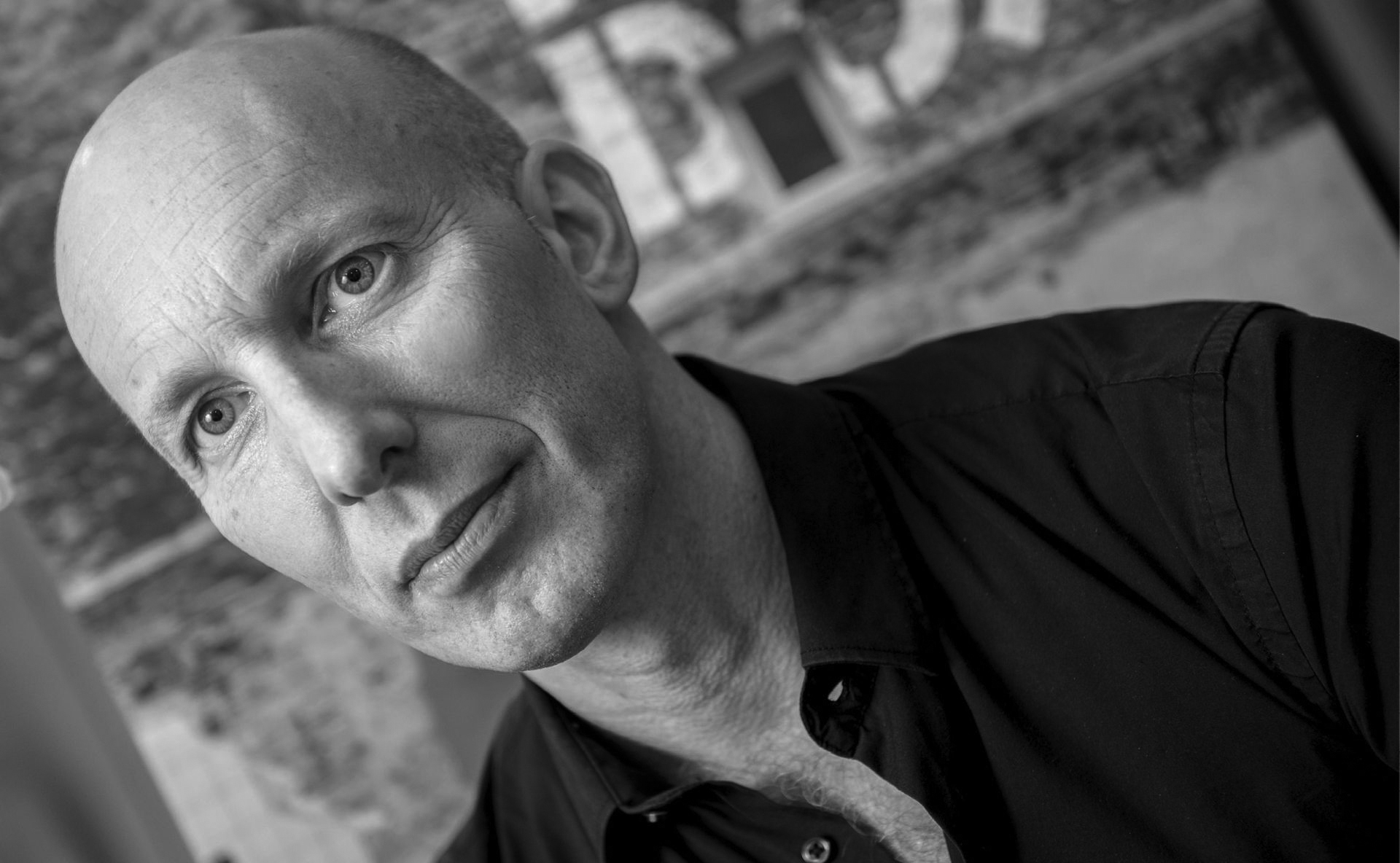 Classify Italian director Erik Gandini