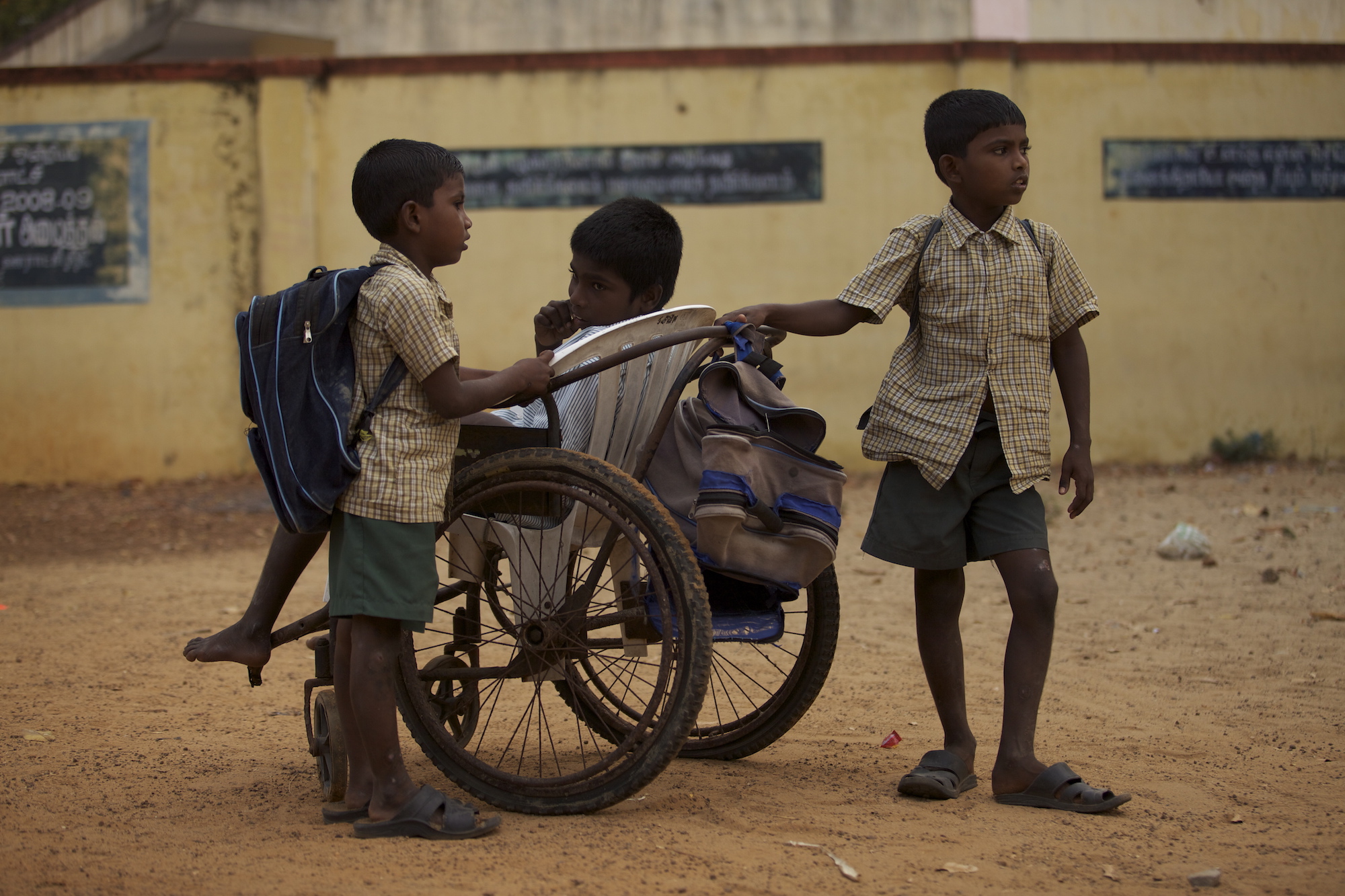 On the Way to School - dafilms.com | watch online